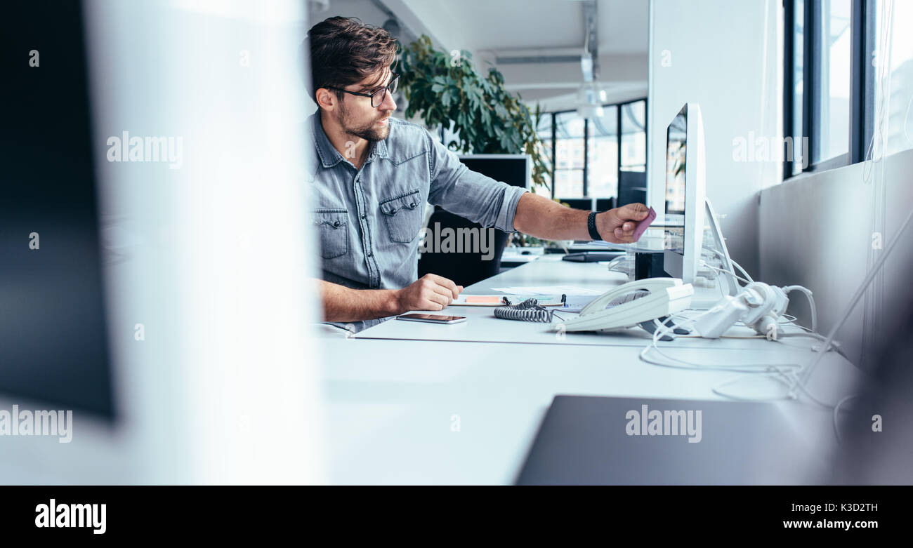 Note office monitor hi-res stock photography and images - Alamy