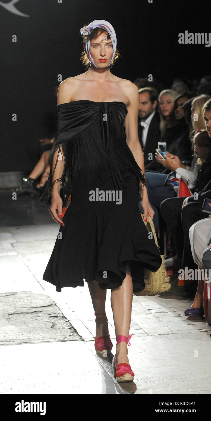 Fashion catwalk model low cut cleavage hi-res stock photography and ...