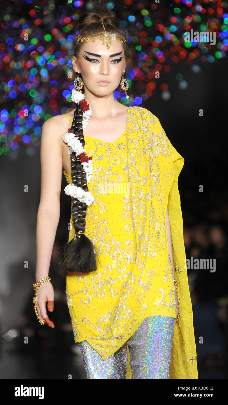 Photo Must Be Credited ©Alpha Press 078237 19/09/2016 Model at Ashish ...