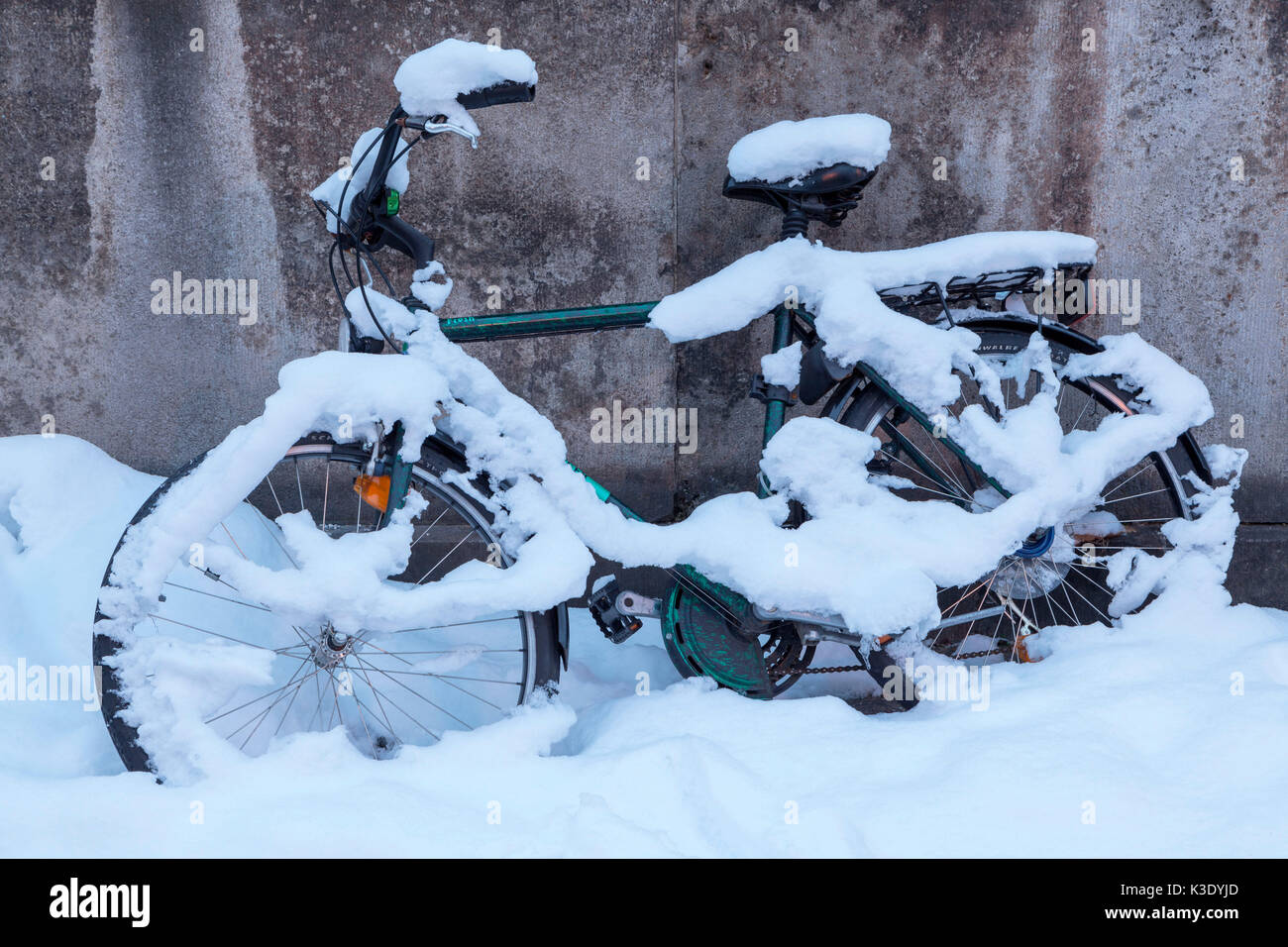 Snowbound bicycle hi-res stock photography and images - Alamy