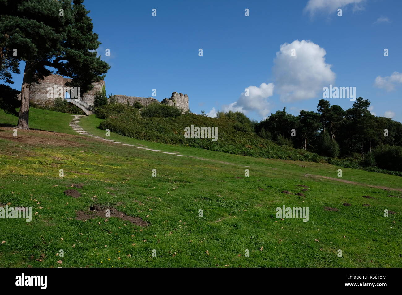 Medieval english castle year hi-res stock photography and images - Alamy