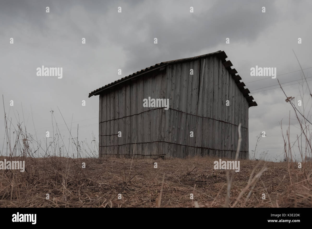 Old lone wooden barn Stock Photo - Alamy