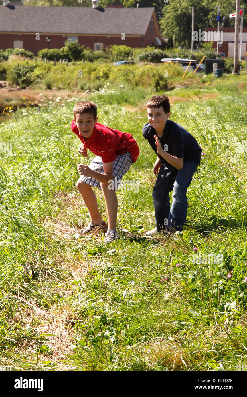Boys get ready to run and race Stock Photo - Alamy