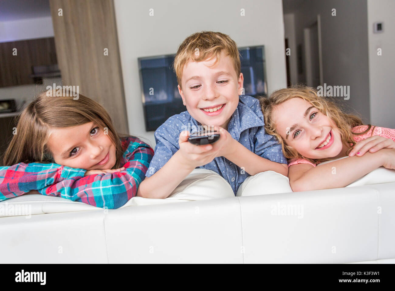 child watching TV at home Stock Photo - Alamy