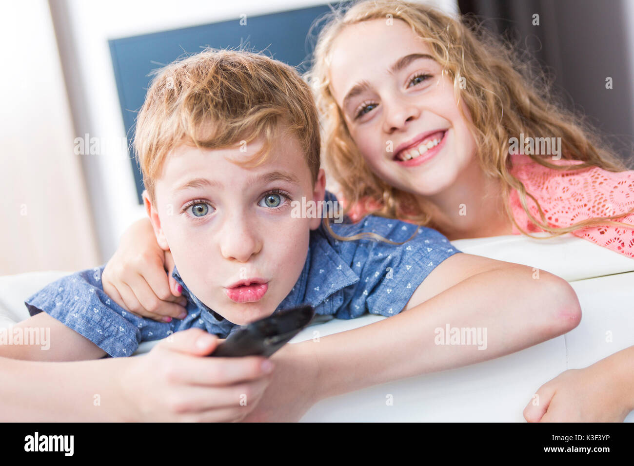 child watching TV at home Stock Photo - Alamy
