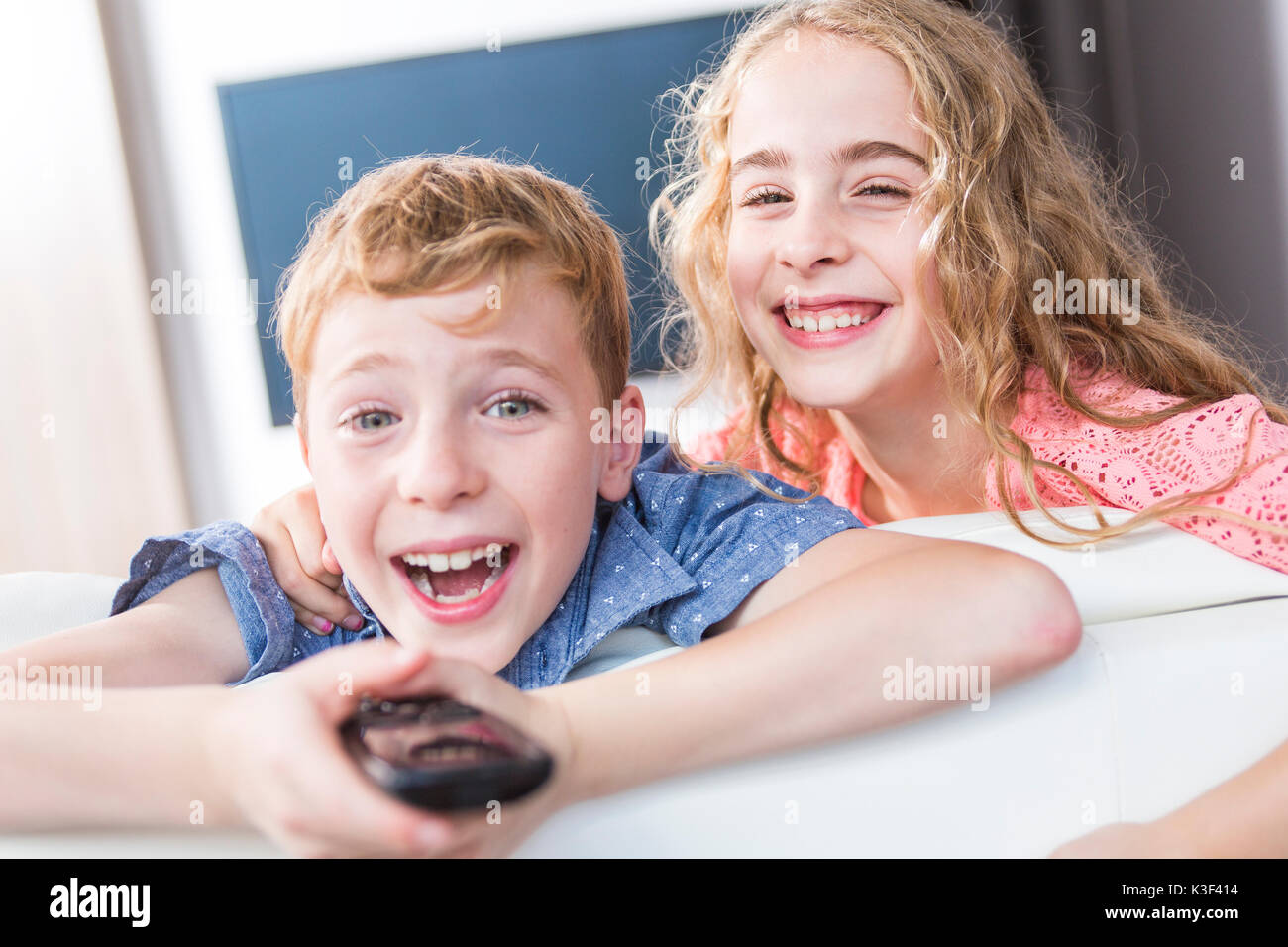 child watching TV at home Stock Photo - Alamy