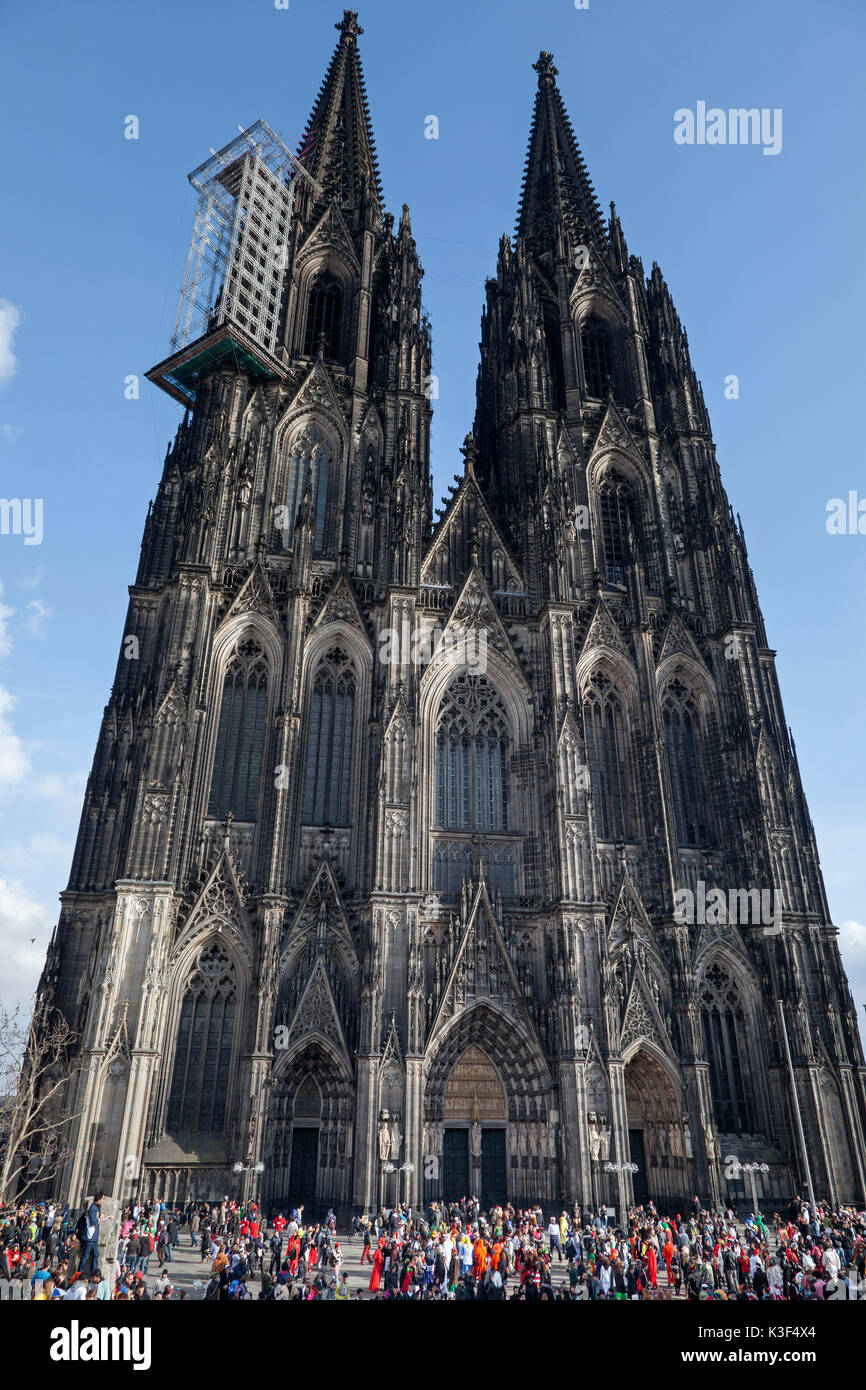 Spectators at the Rose Monday parade of the Cologne carnival in front ...