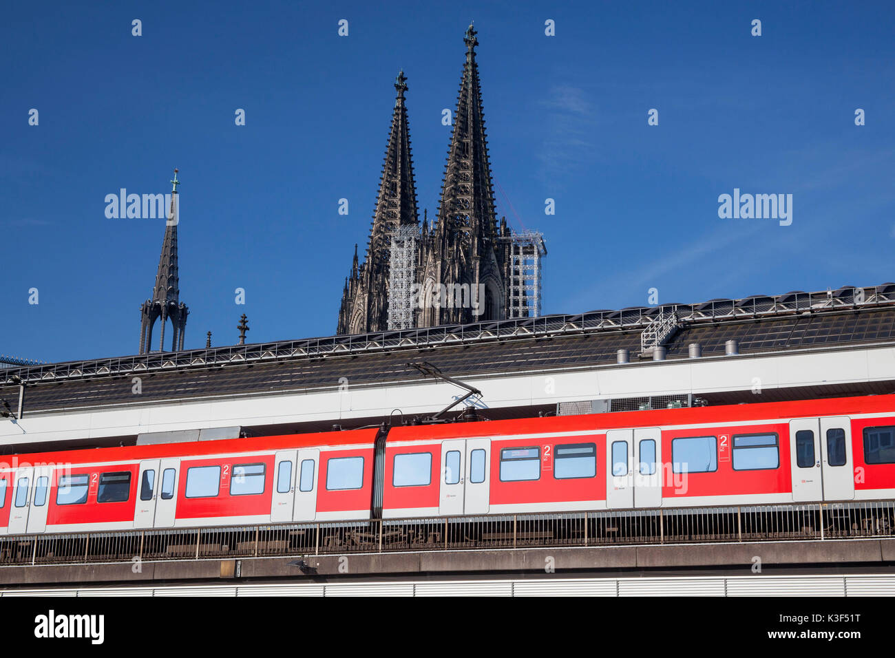 Railway station and train in front of the cologne cathedral hi-res ...
