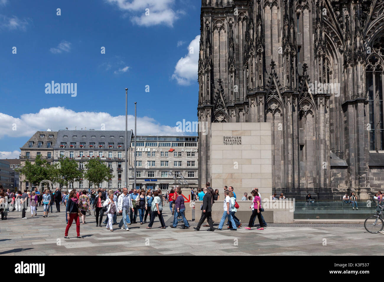 Tourists on the cathedral square in front of Cologne Cathedral, Cologne ...