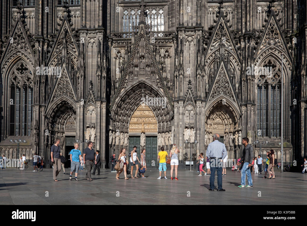Tourists in front cologne cathedral hi-res stock photography and images ...