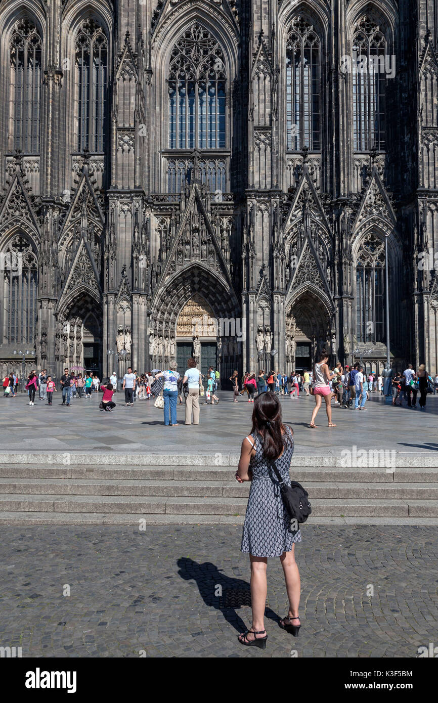 Tourists on the cathedral square in front of Cologne Cathedral, Cologne ...