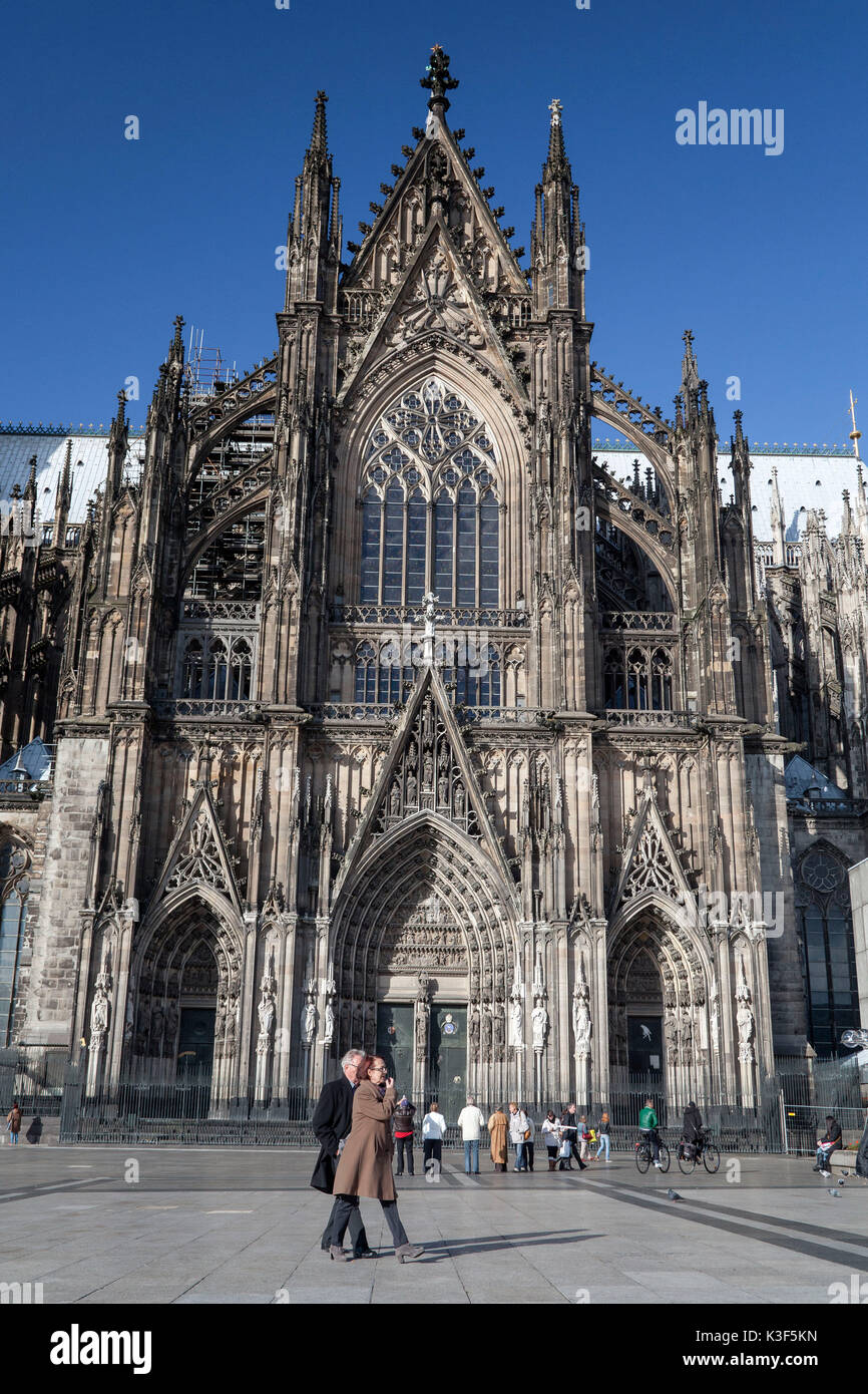 Tourists on the cathedral square in front of the Cologne Cathedral ...