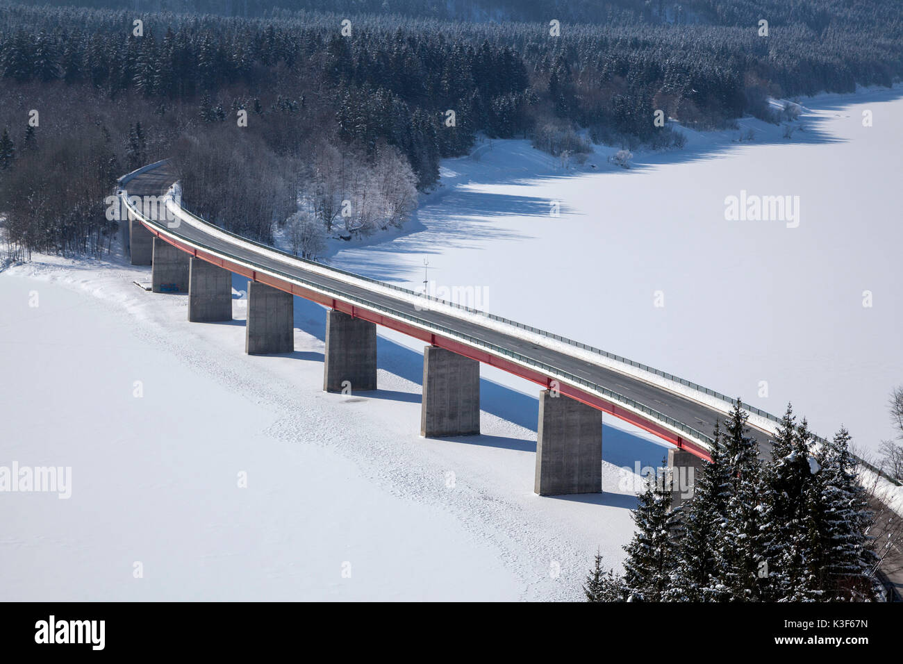 Bridge over Sylvenstein Dam in winter, Fall village near Lenggries ...