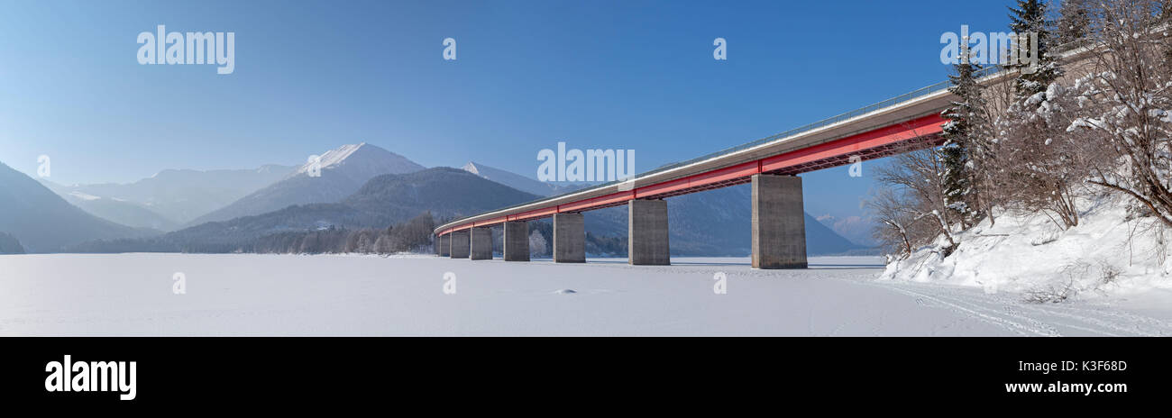 Bridge over Sylvenstein Dam in front of Karwendel mountains, Fall ...