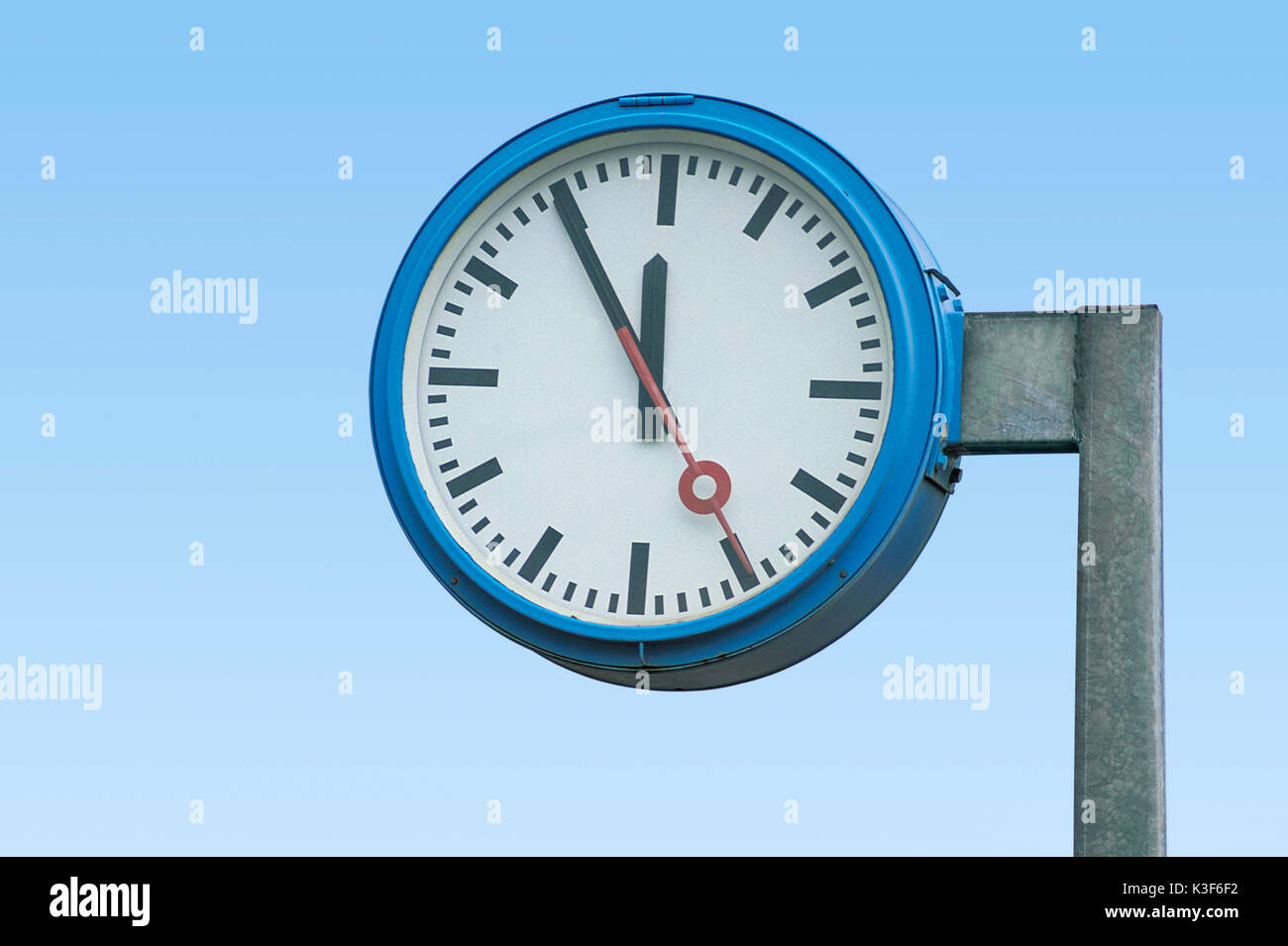 Clock time icon in hand hi-res stock photography and images - Alamy