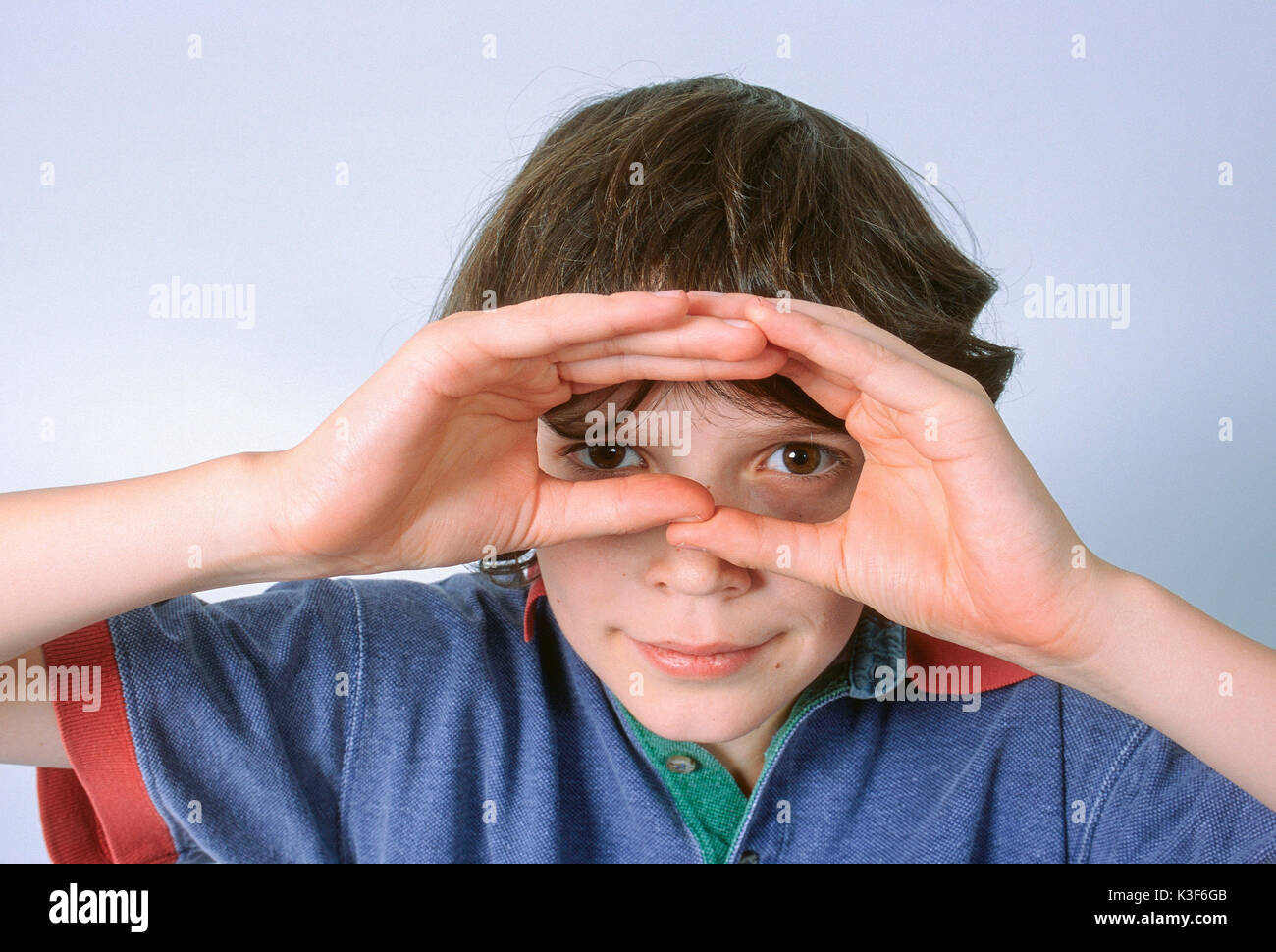Boy forms a telescope from the hands Stock Photo - Alamy