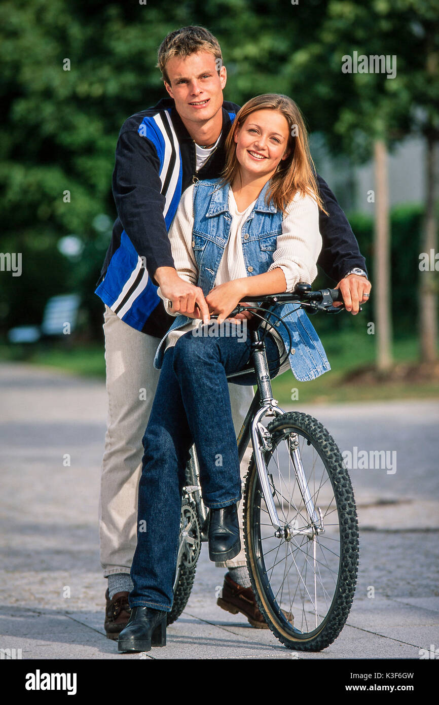 Bike couple love hi-res stock photography and images - Alamy