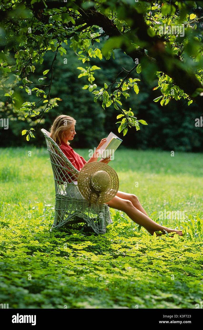 Woman in garden hat hi-res stock photography and images - Alamy