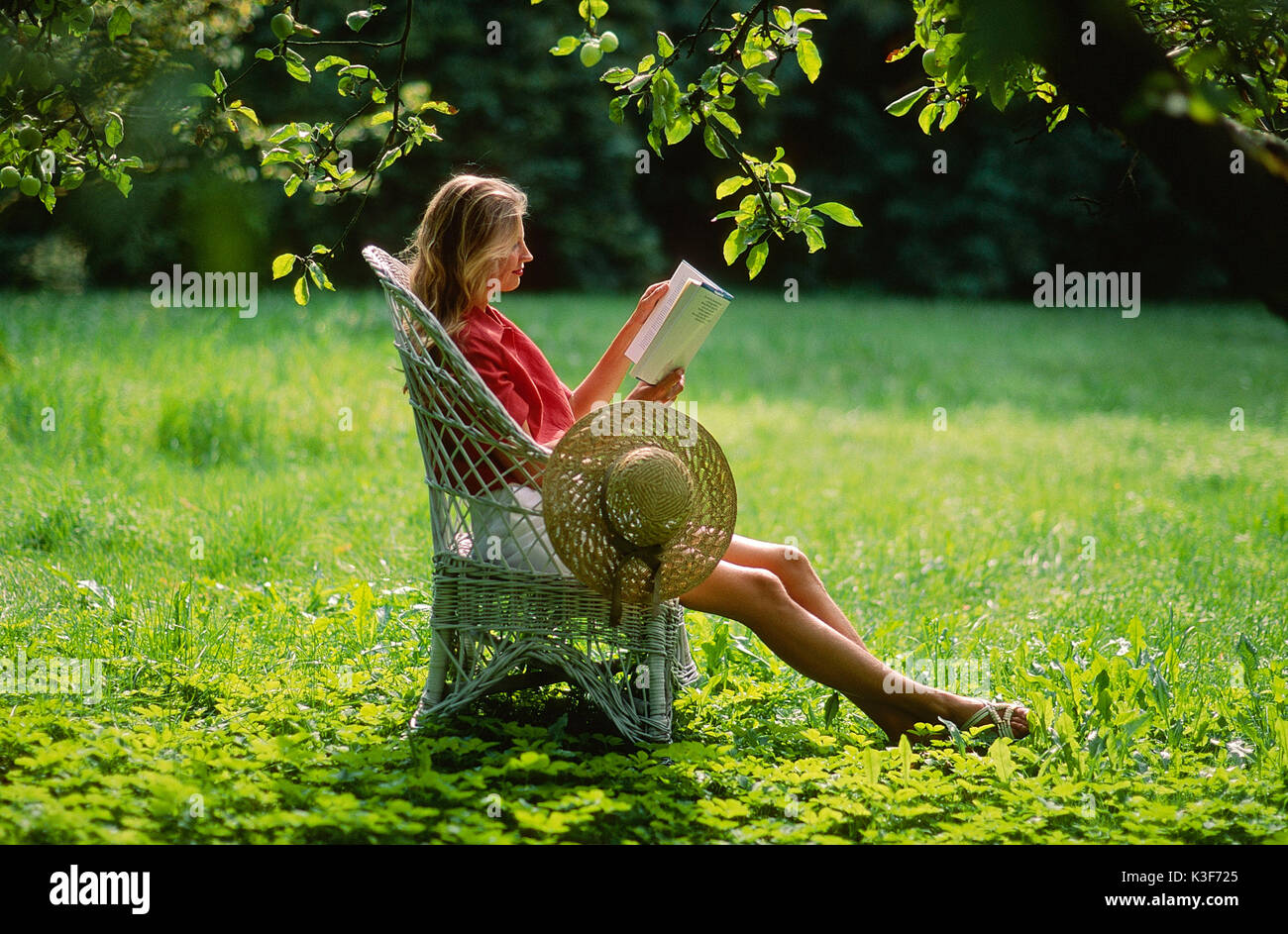 Woman in garden hat hi-res stock photography and images - Alamy