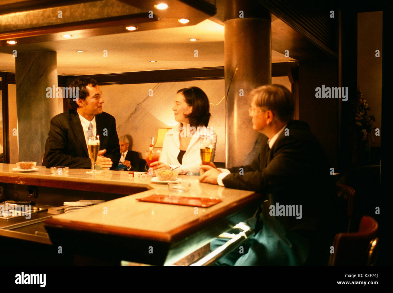 2 women bar hi-res stock photography and images - Alamy