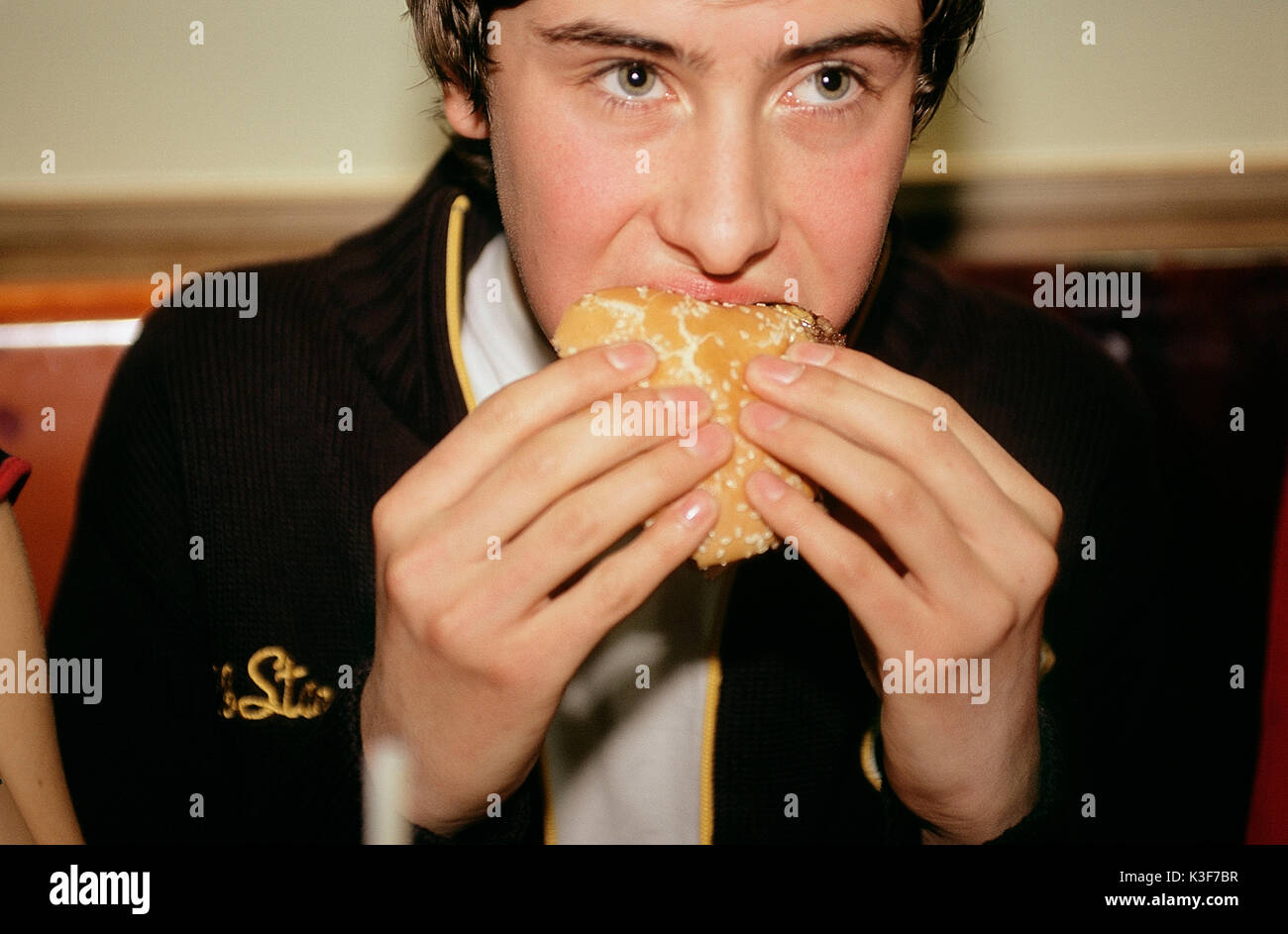 Teenagers eating fast food restaurant hi-res stock photography and ...