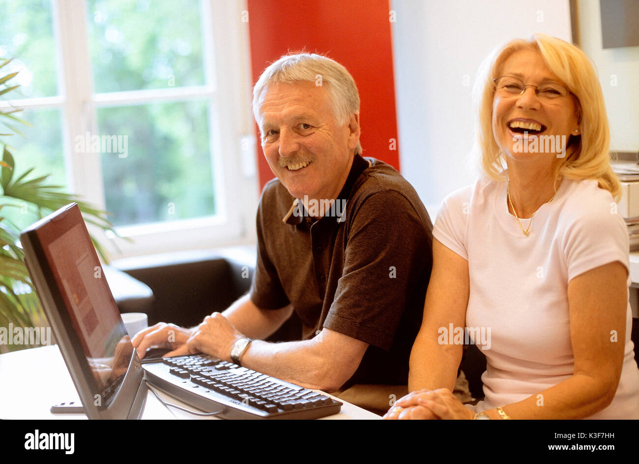 Couple on the computer Stock Photo - Alamy