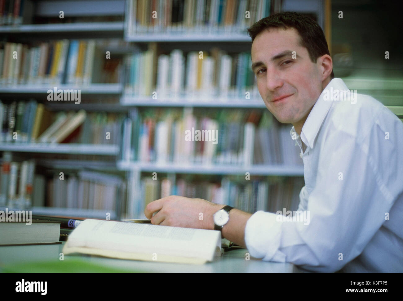 Man in library hi-res stock photography and images - Alamy