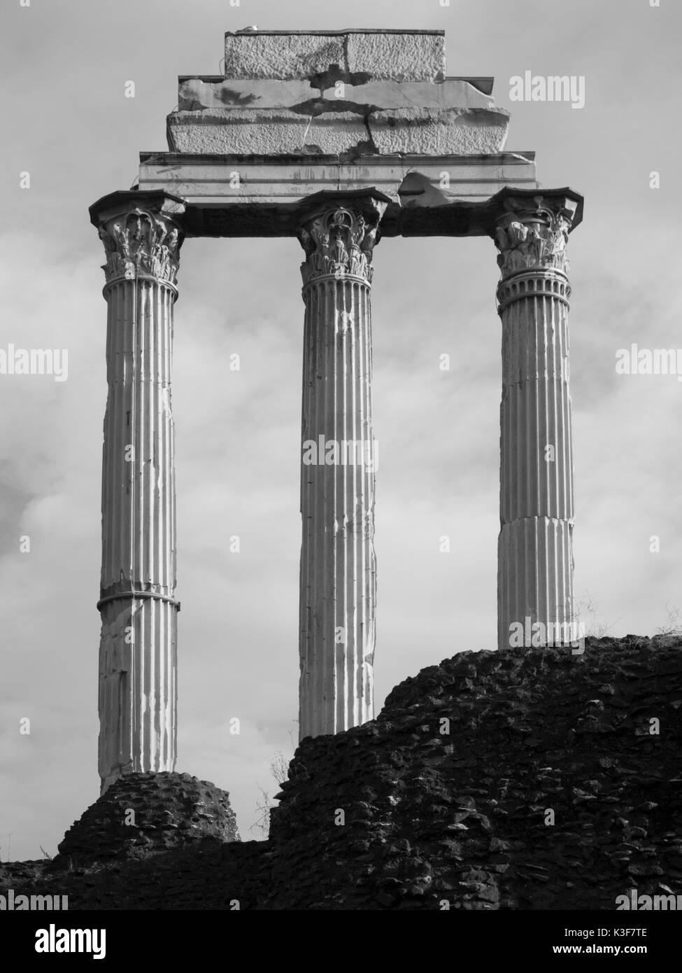 Rome italy ruins columns hi-res stock photography and images - Alamy