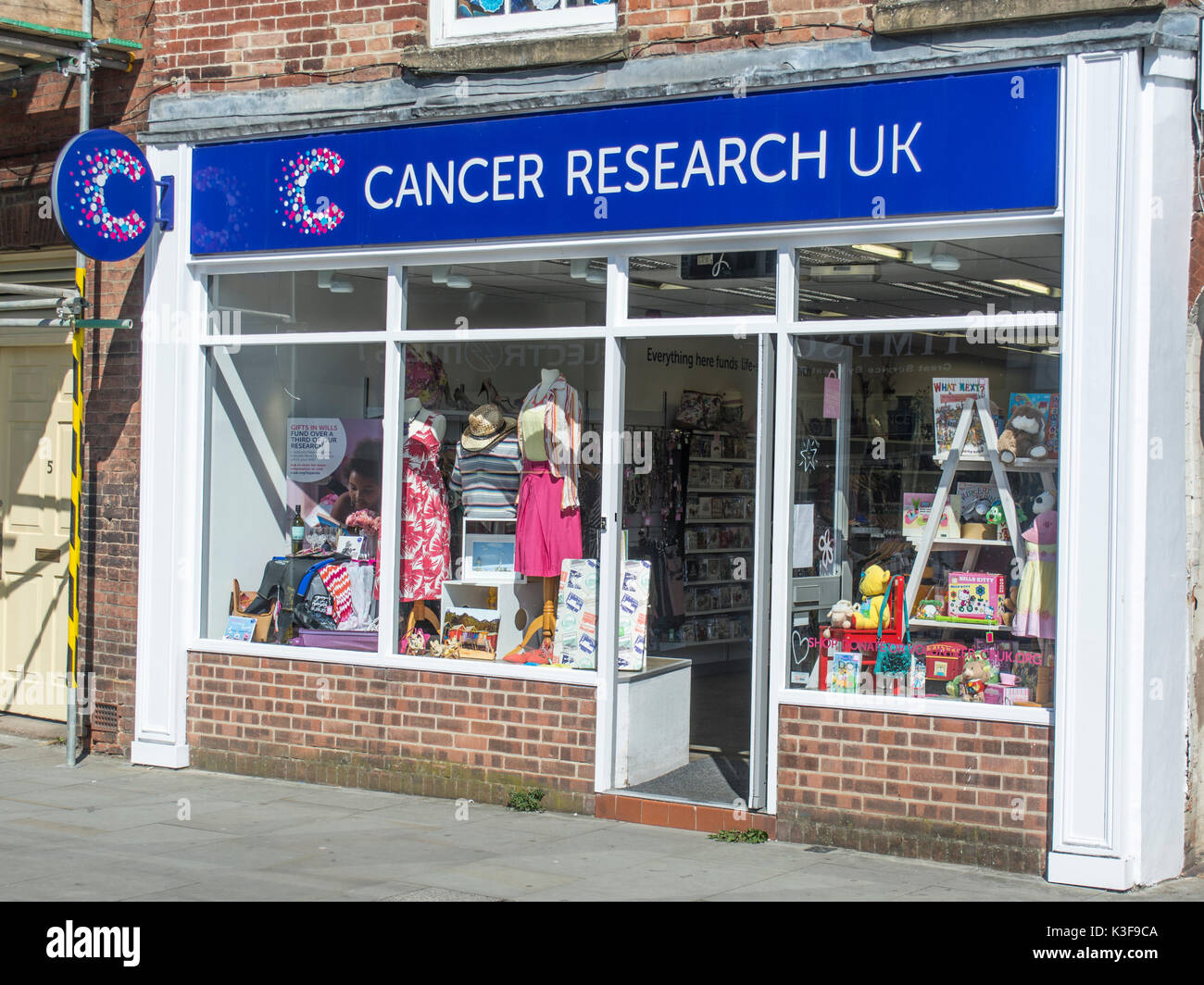 Cancer research uk charity shop hi-res stock photography and images - Alamy
