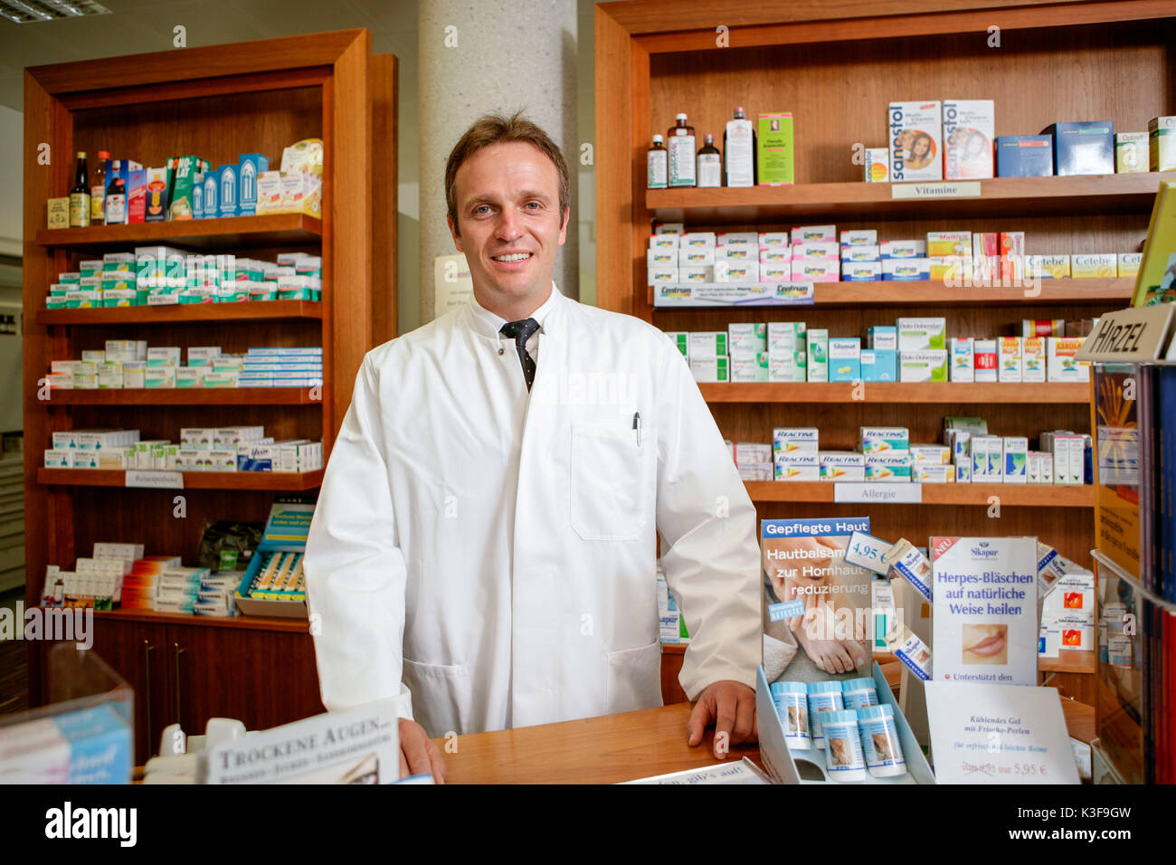 Chemist shelves hi-res stock photography and images - Alamy