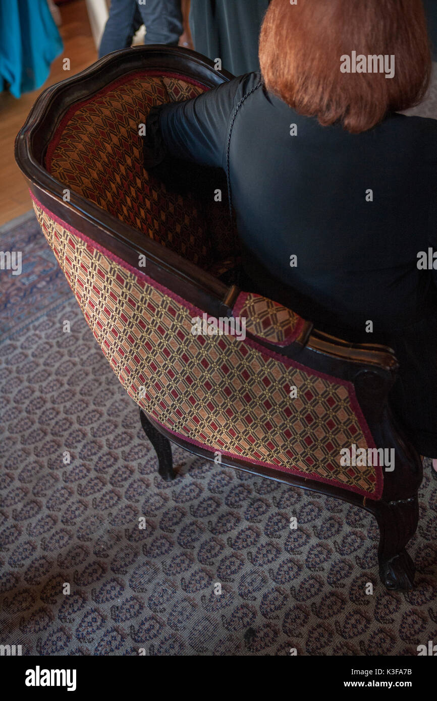 Woman sitting rear view chair hi-res stock photography and images - Alamy