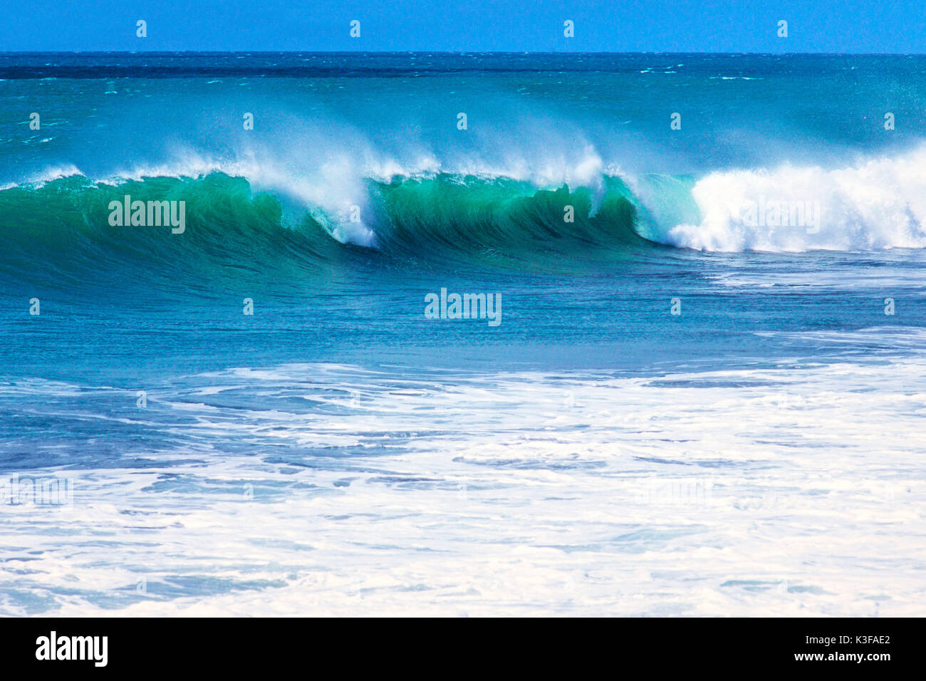 Atlantic breaking wave hi-res stock photography and images - Alamy
