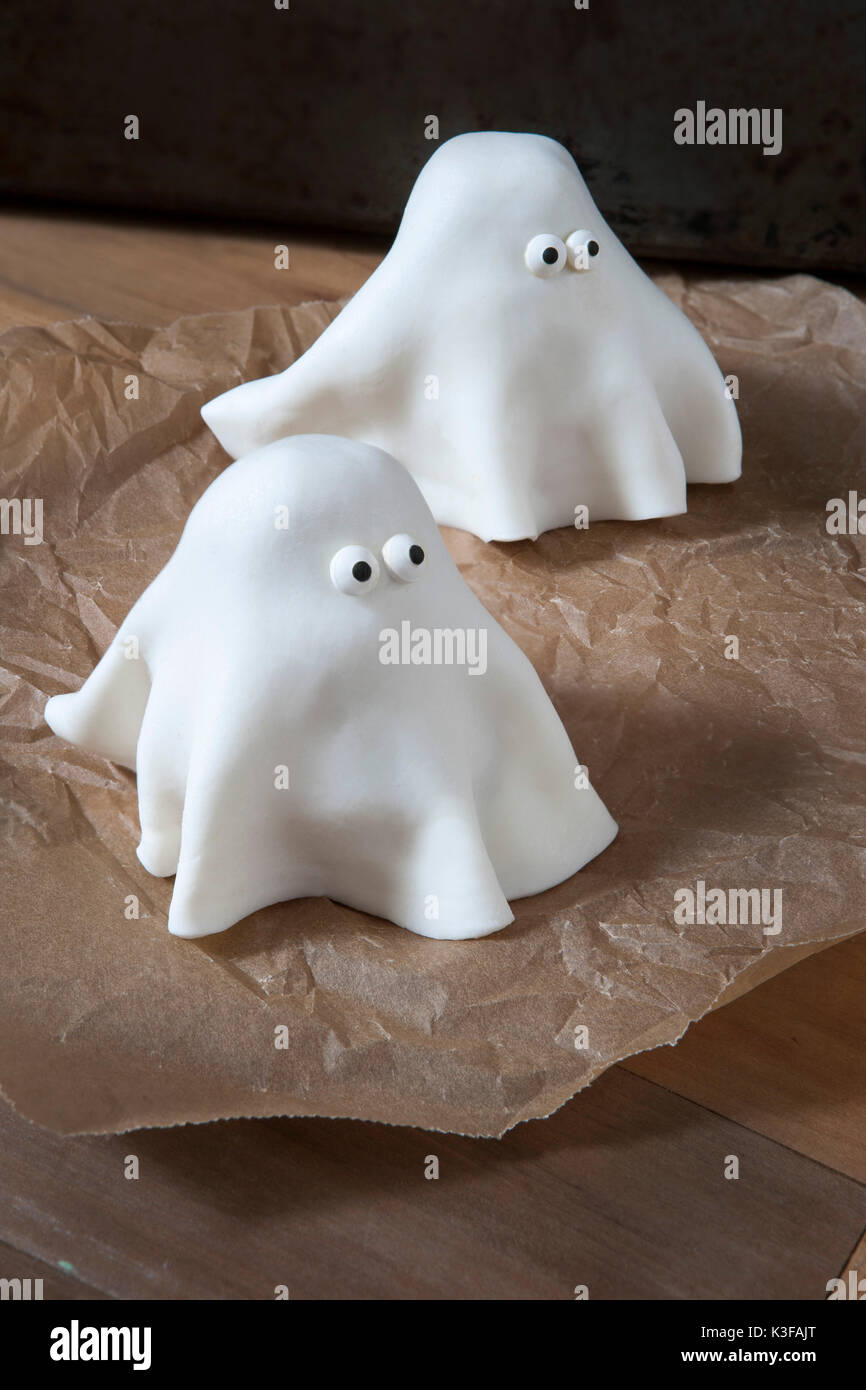 Two Ghost cupcakes with White Fondant Stock Photo - Alamy