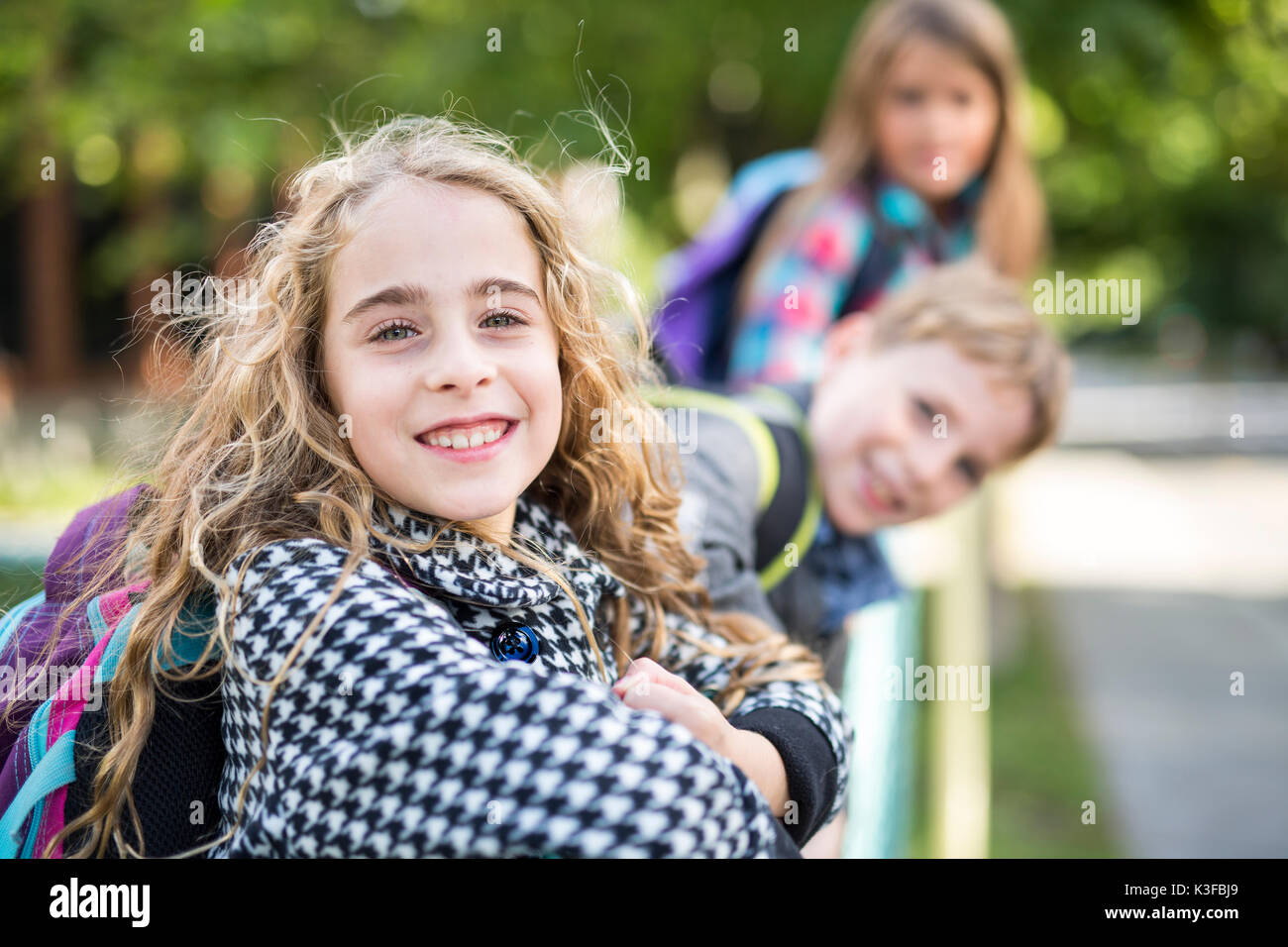 Three student girl friends outside hi-res stock photography and images ...