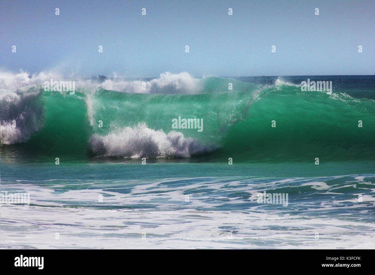 Big wave crashes on to the shore. Indian ocean Stock Photo - Alamy