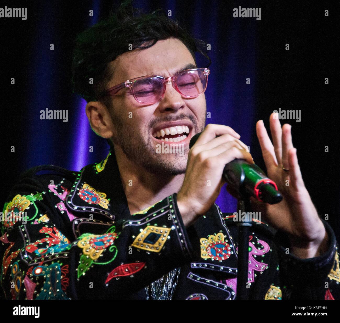 Male singer stock hi-res stock photography and images - Alamy