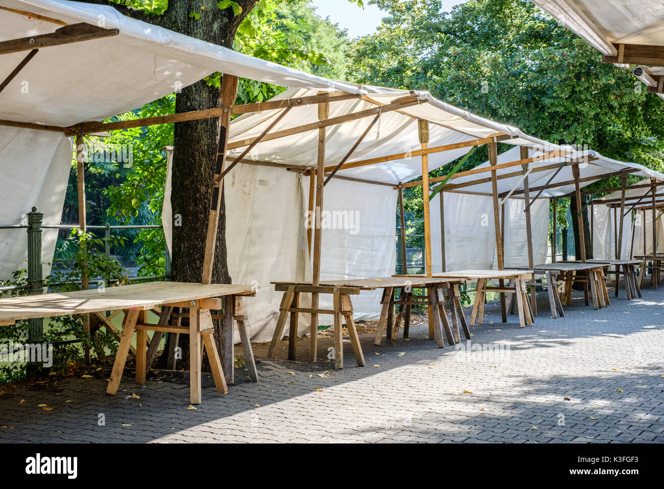 Empty market stall hi-res stock photography and images - Alamy