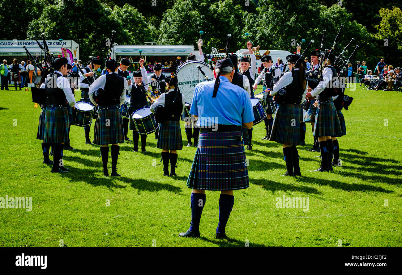 Highland games competitors hi-res stock photography and images - Alamy