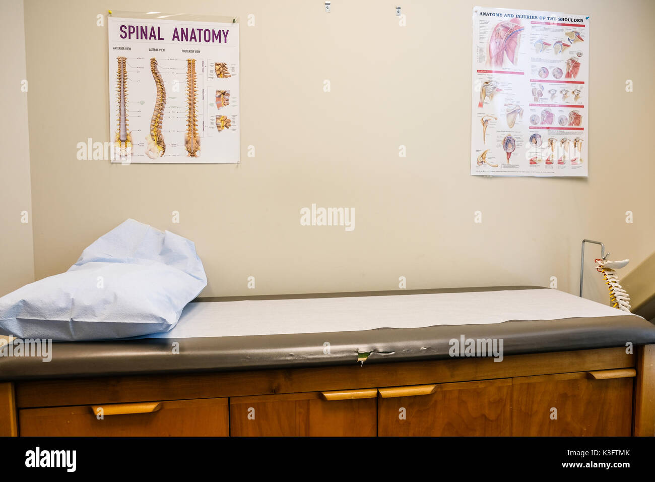 Doctors examination bed hi-res stock photography and images - Alamy