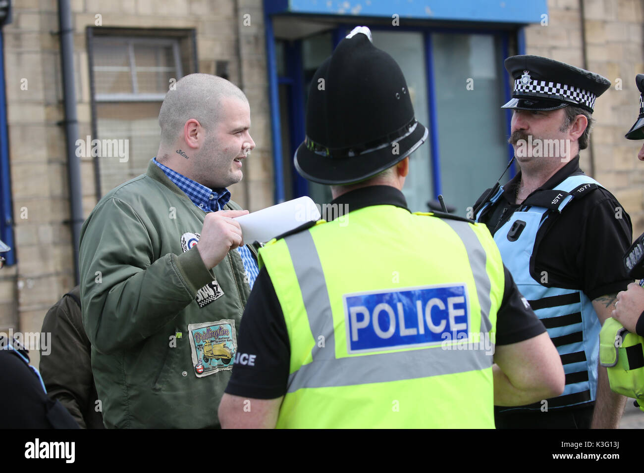 Police Officers Talking Stock Photos & Police Officers Talking Stock ...