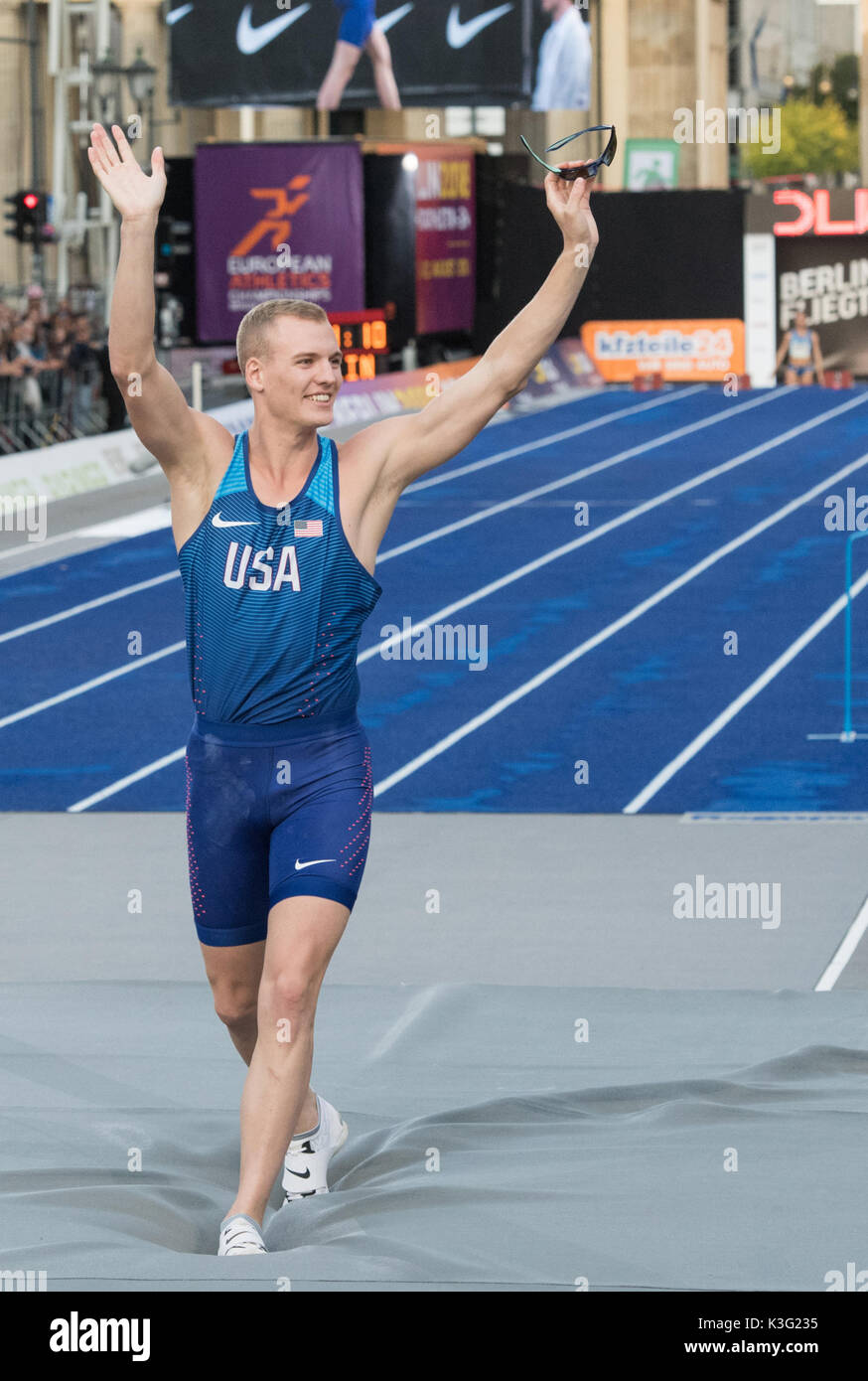 Berlin, Germany. 2nd Sep, 2017. US pole vaulter Sam Kendricks waves in ...