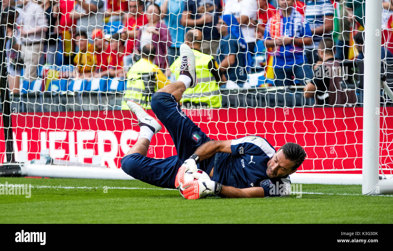 Gianluigi buffon goalkeeper hi-res stock photography and images - Alamy