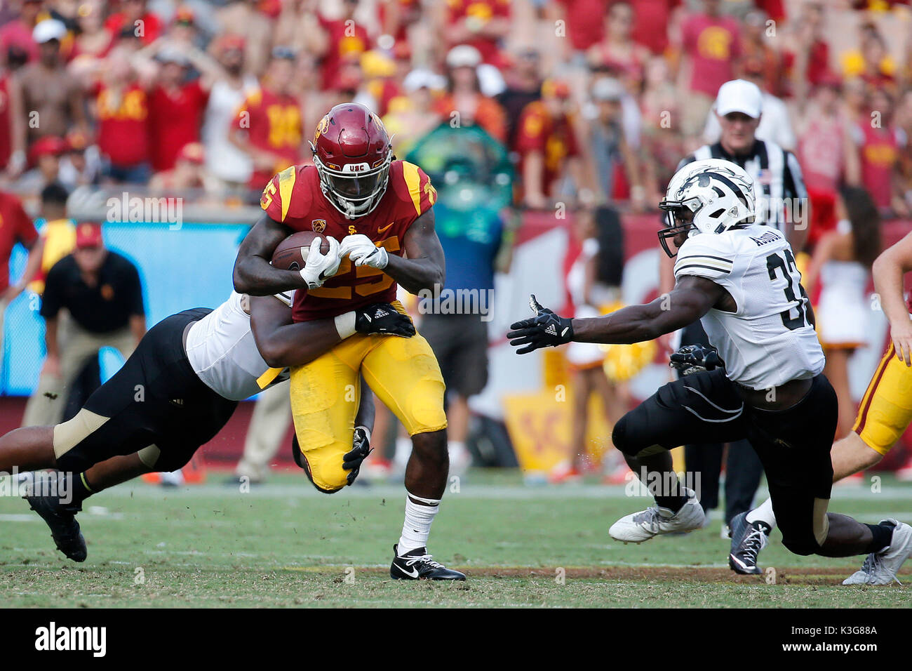 September 02, 2017 USC Trojans running back Ronald Jones II #25 carries ...