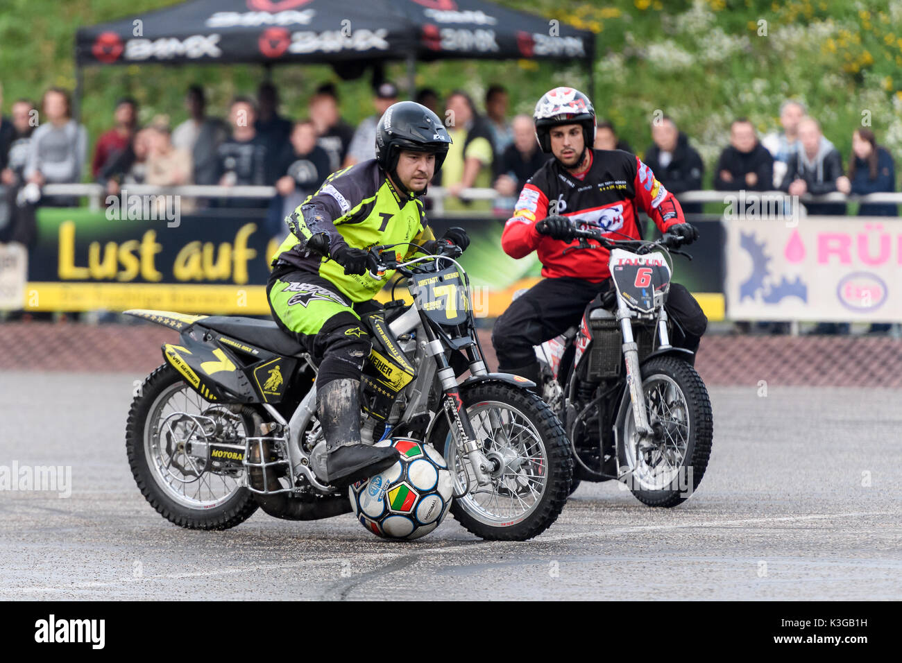 Kevin Gerber (Ubstadt) im Zweikampf mit Robin Faisz (Moersch) (von ...