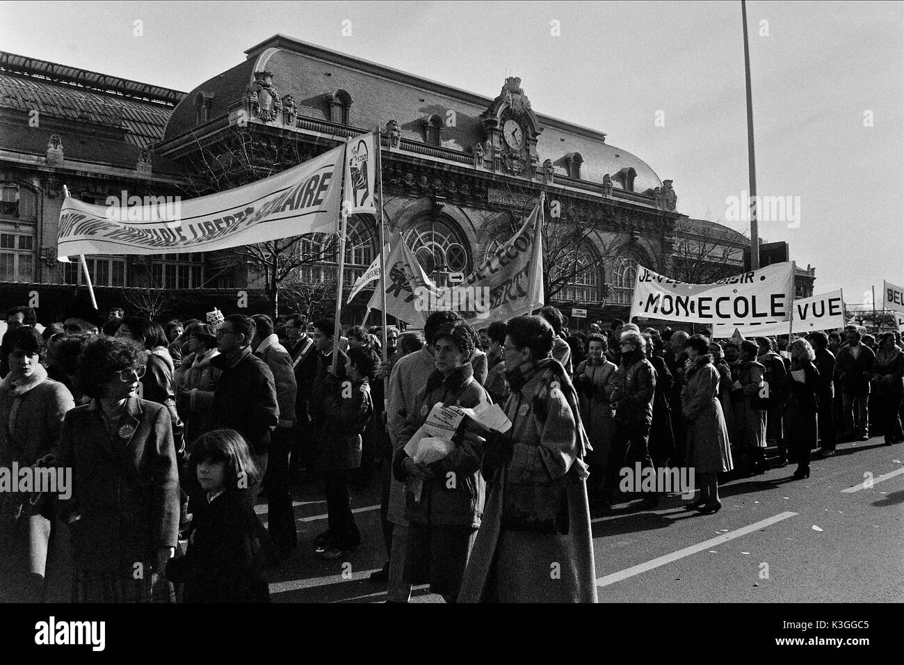 Thousands of Demonstrators protest Free and Private School reform ...