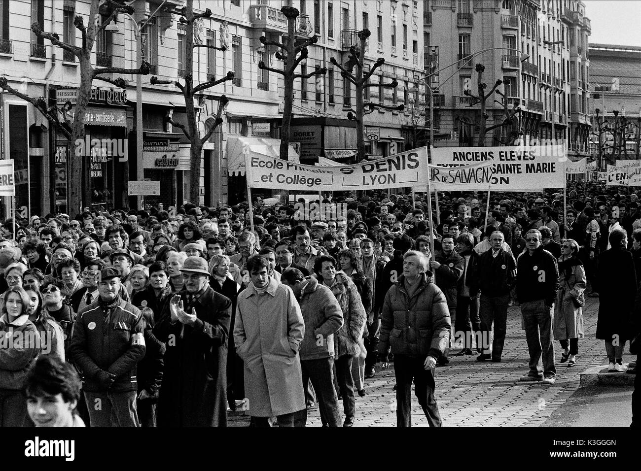 Thousands of Demonstrators protest Free and Private School reform ...
