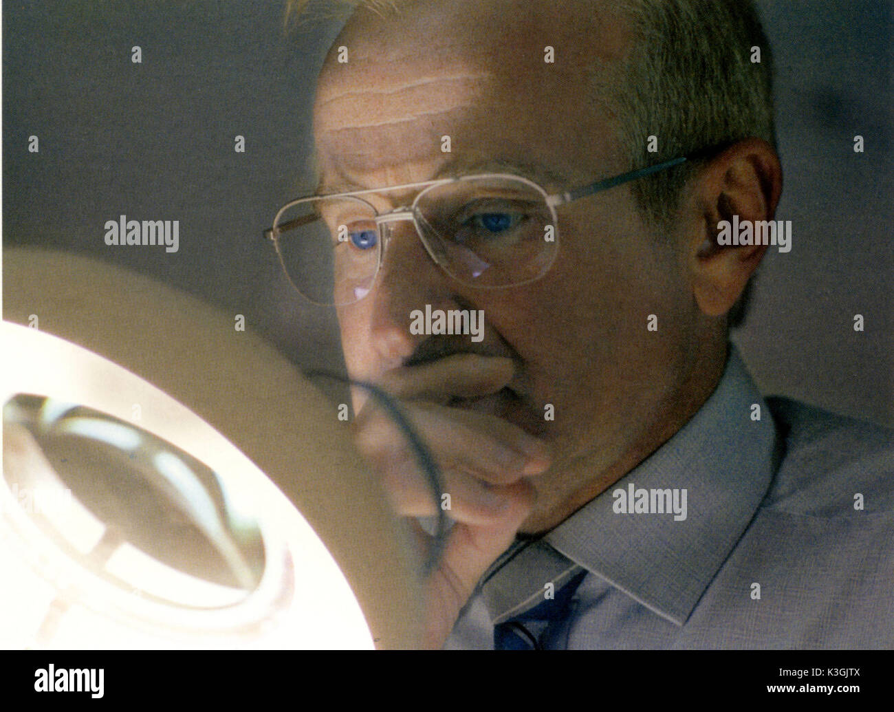 ONE HOUR PHOTO ROBIN WILLIAMS Date: 2002 Stock Photo - Alamy