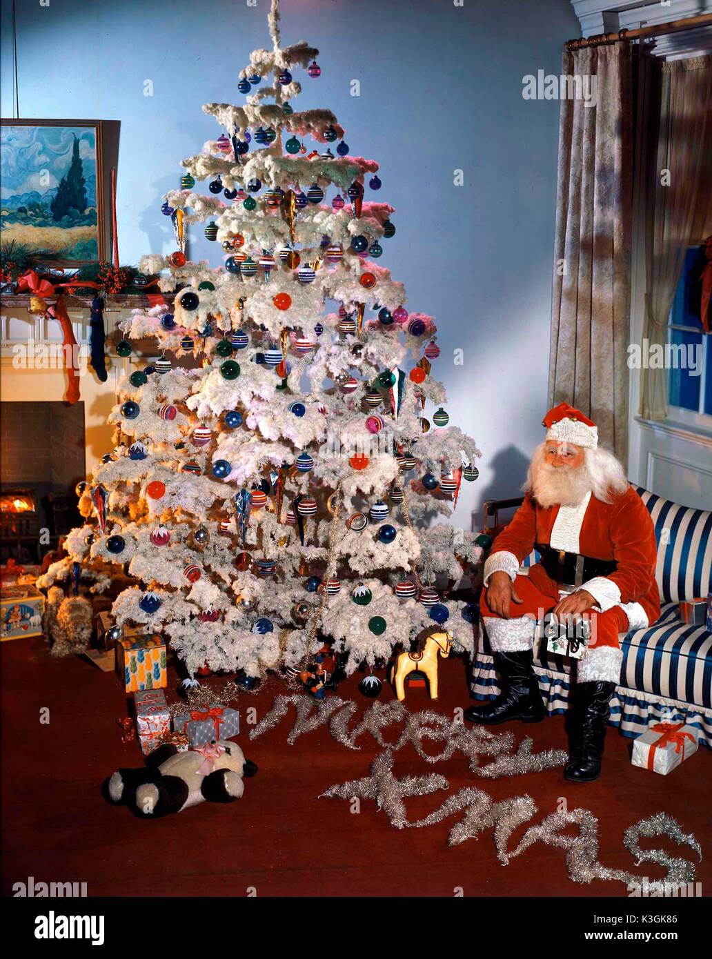 Father christmas film hi-res stock photography and images - Alamy