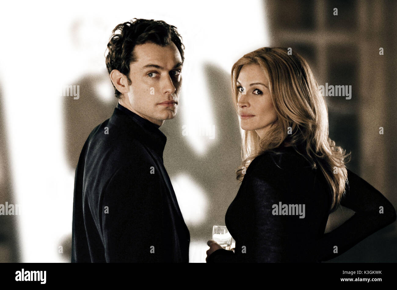 CLOSER Julia Roberts as Anna, Jude Law as Dan Date: 2004 Stock Photo ...