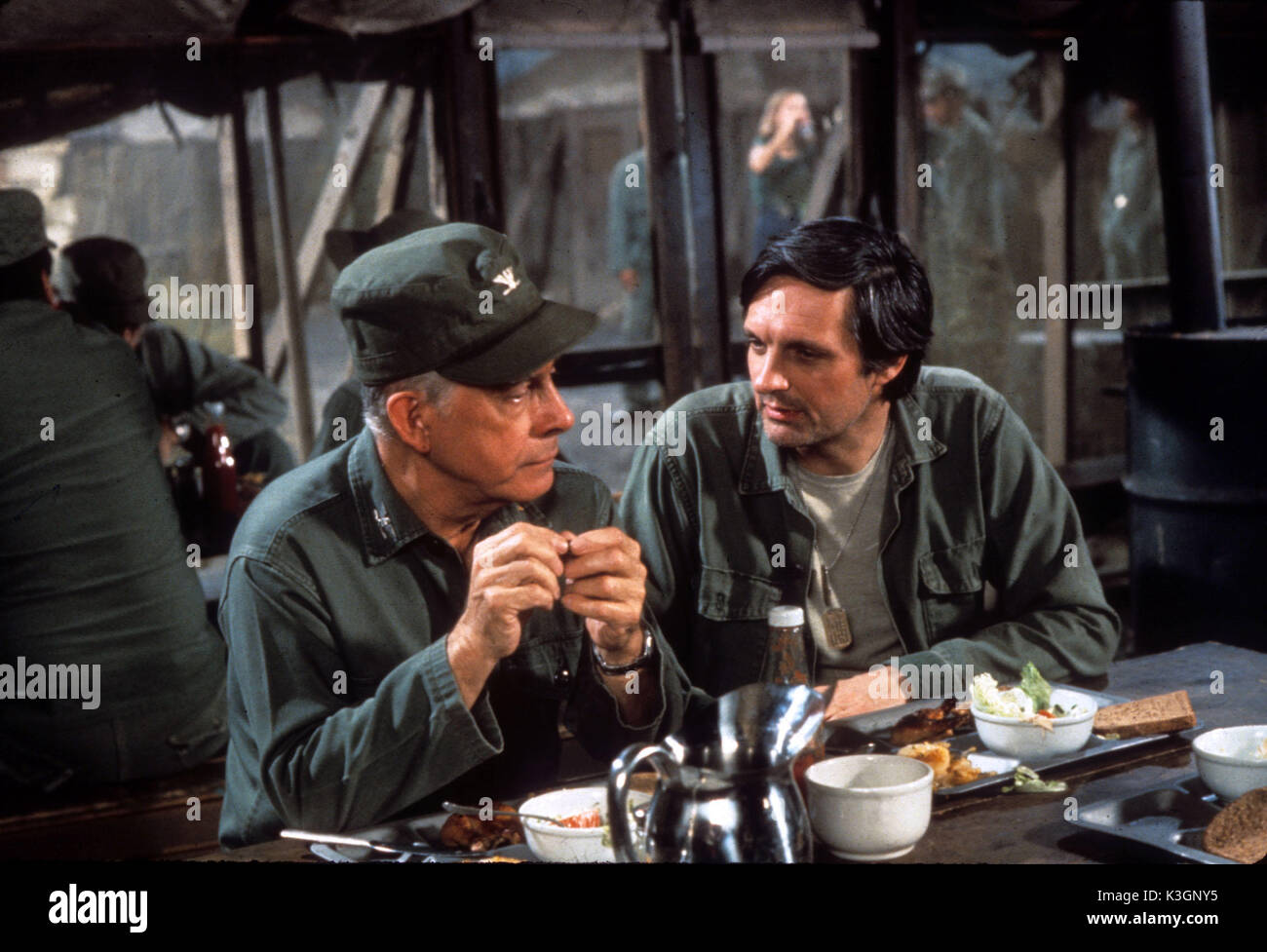 M.A.S.H. HARRY MORGAN, ALAN ALDA as Hawkeye Pierce Stock Photo - Alamy